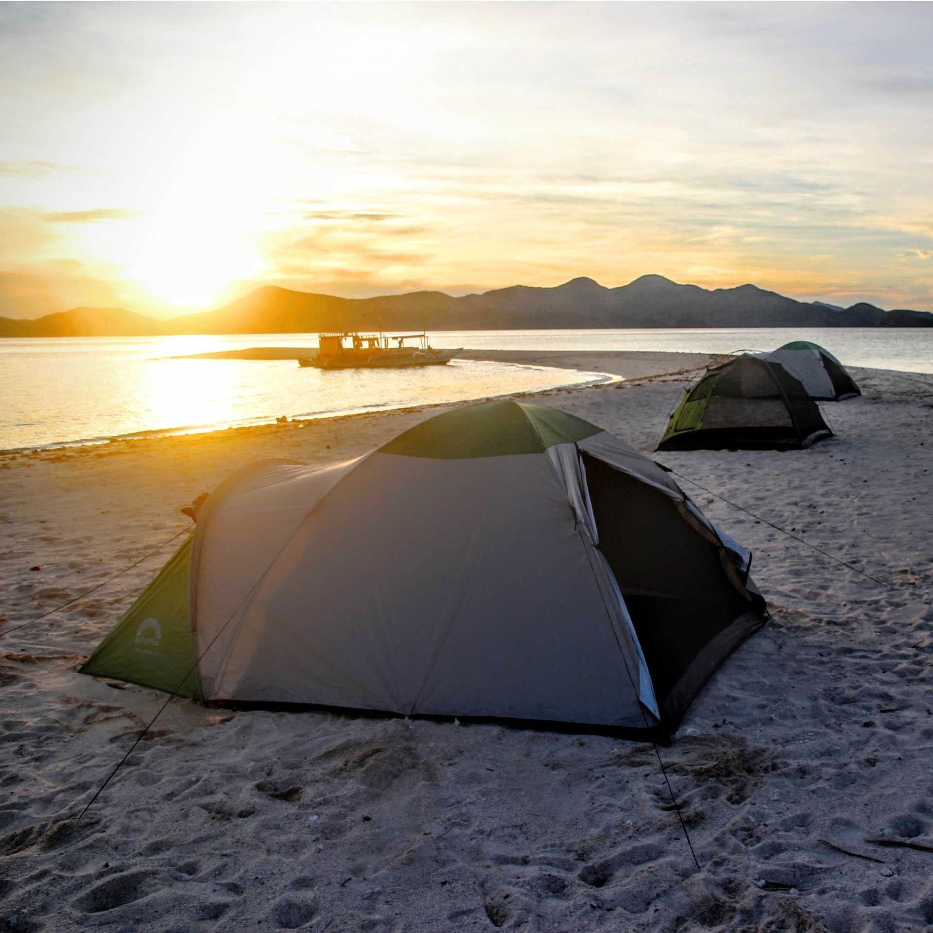 Active Small Group Vacations | Kayak the beautiful Calamian island in the Philippines